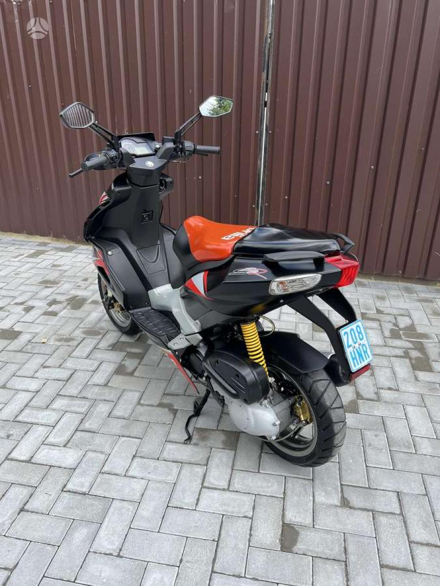 Black Aprilia SR 2009 in Kaunas, with an engine capacity of 49.00 L and mileage of 19 thousand km for 1450 €, photo 7 on AUTOMOTO.COM.LV