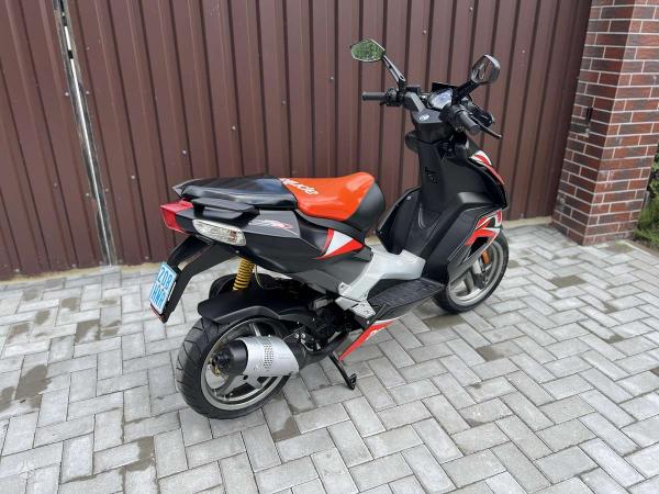 Melns Aprilia SR 2009 Kauņa, ar dzinēja tilpumu 49.00 L un nobraukumu 19 tūkst. km par 1450 €, foto 7 vietnē AUTOMOTO.COM.LV