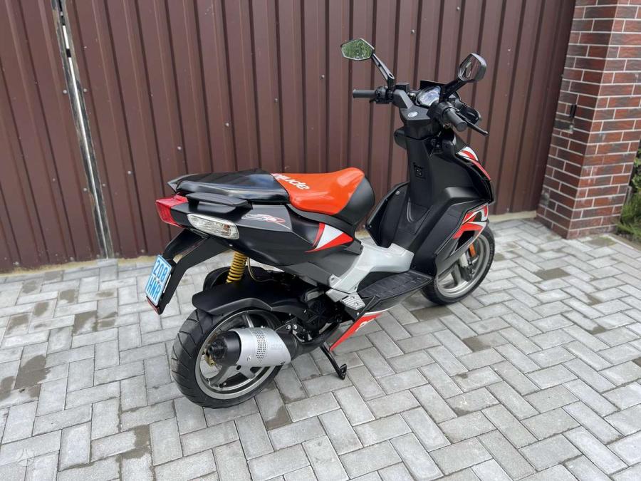 Black Aprilia SR 2009 in Kaunas, with an engine capacity of 49.00 L and mileage of 19 thousand km for 1450 €, photo 8 on AUTOMOTO.COM.LV