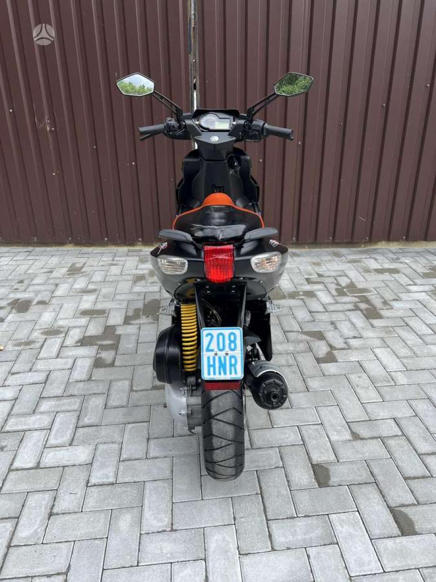 Black Aprilia SR 2009 in Kaunas, with an engine capacity of 49.00 L and mileage of 19 thousand km for 1450 €, photo 9 on AUTOMOTO.COM.LV