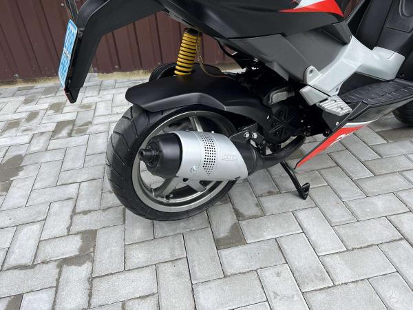 Melns Aprilia SR 2009 Kauņa, ar dzinēja tilpumu 49.00 L un nobraukumu 19 tūkst. km par 1450 €, foto 9 vietnē AUTOMOTO.COM.LV