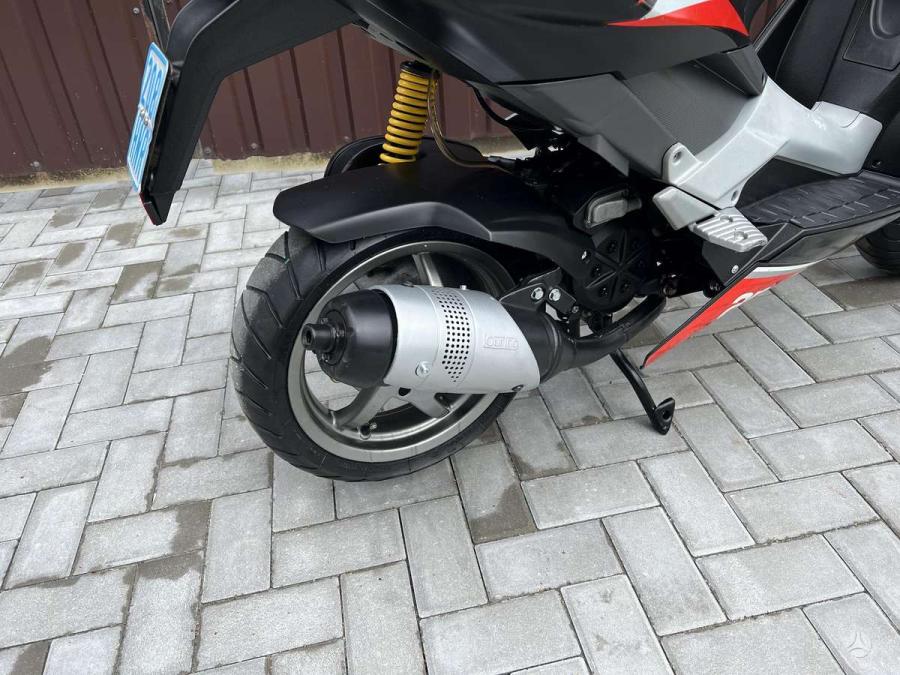 Black Aprilia SR 2009 in Kaunas, with an engine capacity of 49.00 L and mileage of 19 thousand km for 1450 €, photo 10 on AUTOMOTO.COM.LV
