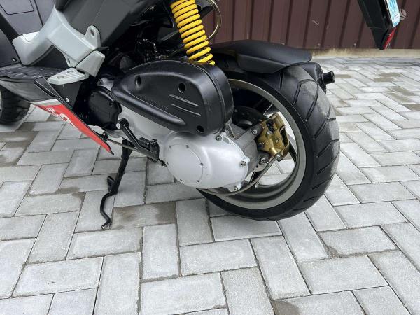 Melns Aprilia SR 2009 Kauņa, ar dzinēja tilpumu 49.00 L un nobraukumu 19 tūkst. km par 1450 €, foto 10 vietnē AUTOMOTO.COM.LV