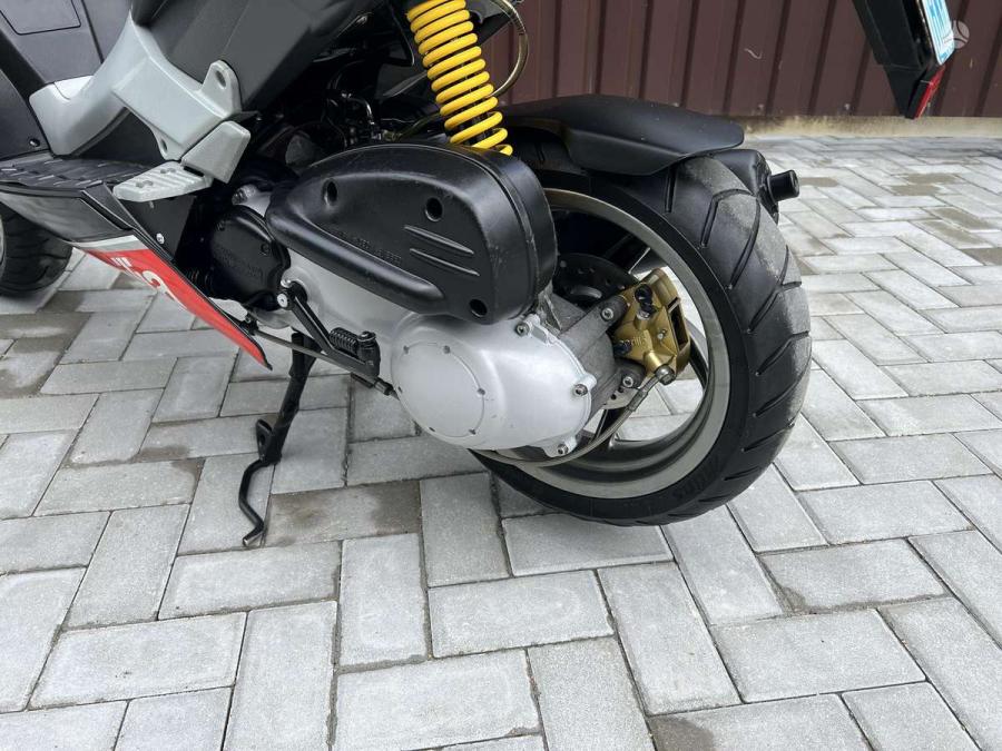 Black Aprilia SR 2009 in Kaunas, with an engine capacity of 49.00 L and mileage of 19 thousand km for 1450 €, photo 11 on AUTOMOTO.COM.LV