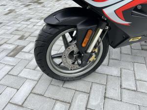 Black Aprilia SR 2009 in Kaunas, with an engine capacity of 49.00 L and mileage of 19 thousand km for 1450 €, photo 12 on AUTOMOTO.COM.LV