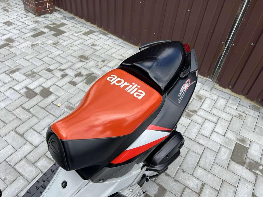 Black Aprilia SR 2009 in Kaunas, with an engine capacity of 49.00 L and mileage of 19 thousand km for 1450 €, photo 13 on AUTOMOTO.COM.LV