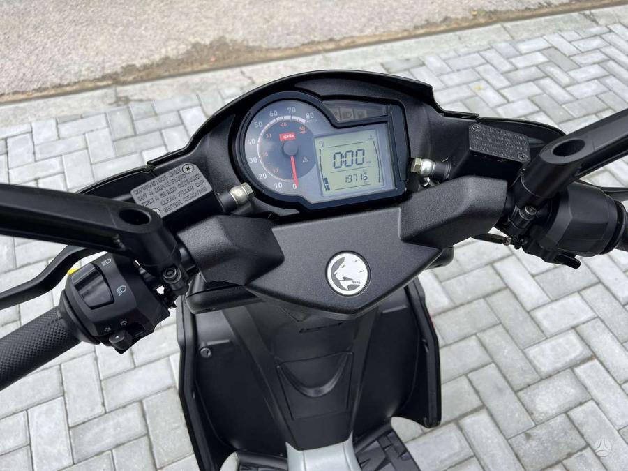 Black Aprilia SR 2009 in Kaunas, with an engine capacity of 49.00 L and mileage of 19 thousand km for 1450 €, photo 14 on AUTOMOTO.COM.LV
