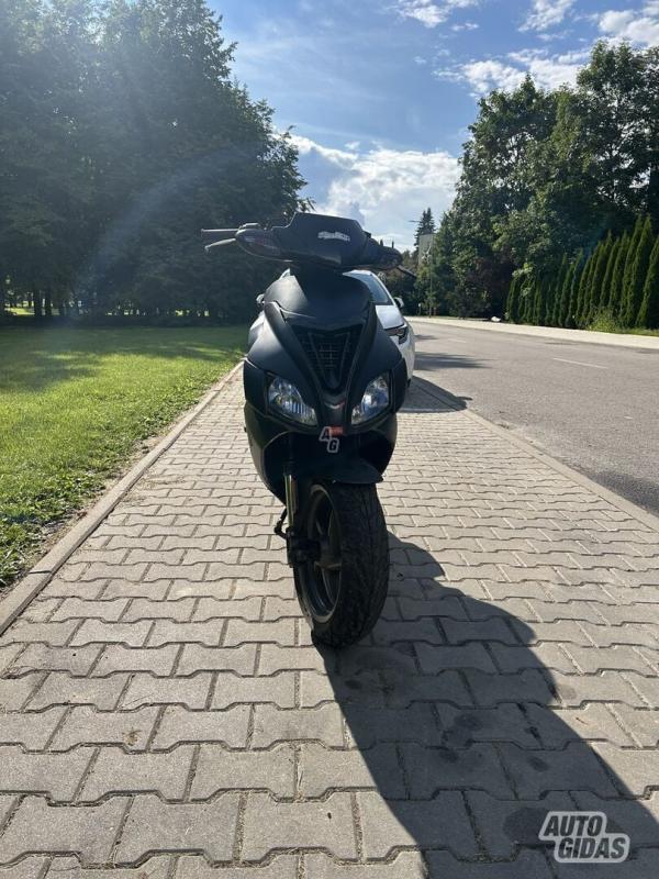 Black Aprilia SR 2009 in Kaunas, with an engine capacity of 0.05 L and mileage of 9 thousand km for 1000 €, photo 1 on AUTOMOTO.COM.LV