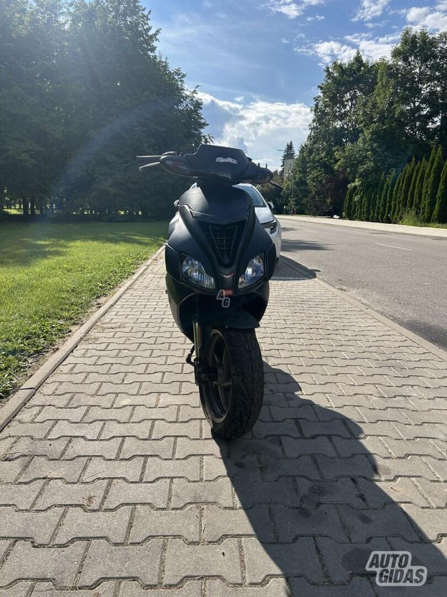 Melns Aprilia SR 2009 Kauņa, ar dzinēja tilpumu 0.05 L un nobraukumu 9 tūkst. km par 1000 €, foto 1 vietnē AUTOMOTO.COM.LV