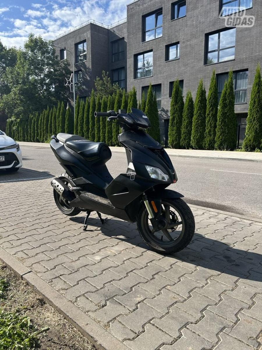 Melns Aprilia SR 2009 Kauņa, ar dzinēja tilpumu 0.05 L un nobraukumu 9 tūkst. km par 1000 €, foto 3 vietnē AUTOMOTO.COM.LV