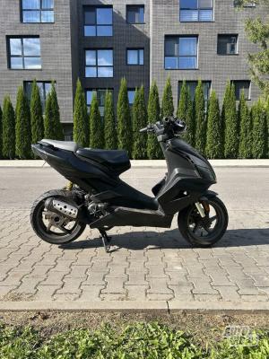 Melns Aprilia SR 2009 Kauņa, ar dzinēja tilpumu 0.05 L un nobraukumu 9 tūkst. km par 1000 €, foto 4 vietnē AUTOMOTO.COM.LV