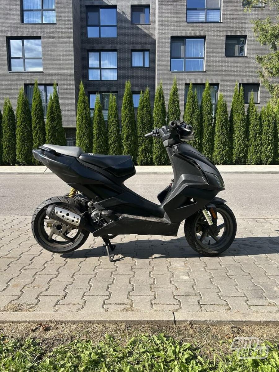 Melns Aprilia SR 2009 Kauņa, ar dzinēja tilpumu 0.05 L un nobraukumu 9 tūkst. km par 1000 €, foto 4 vietnē AUTOMOTO.COM.LV