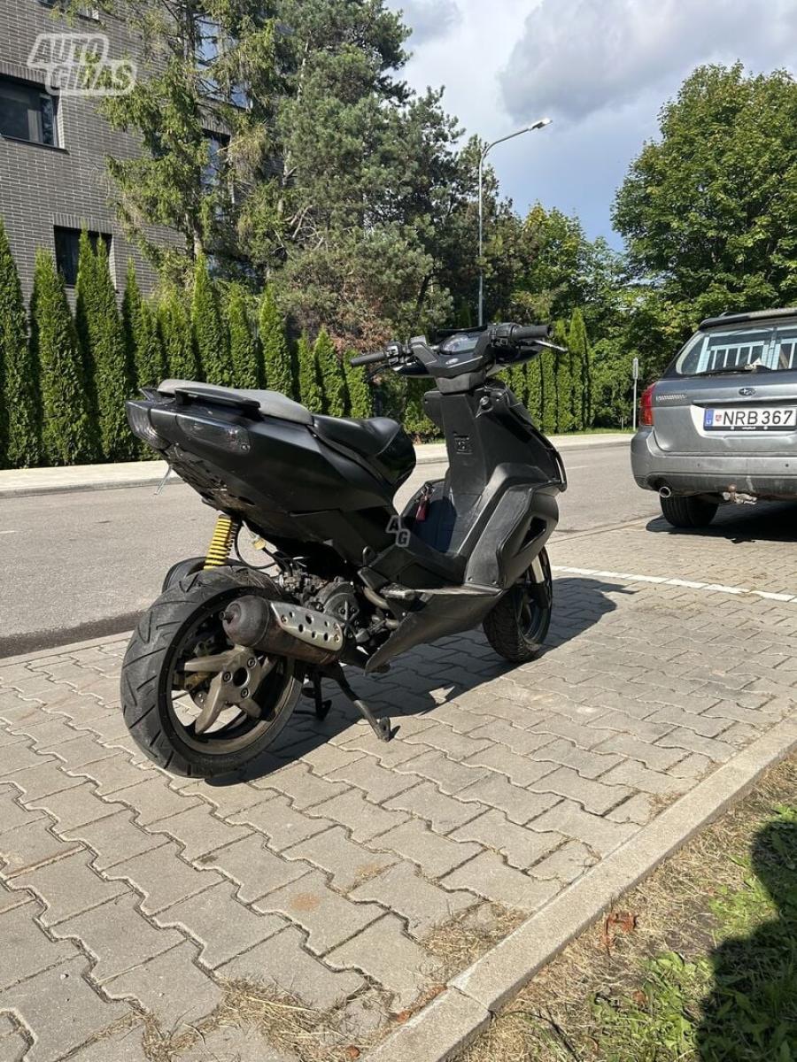 Melns Aprilia SR 2009 Kauņa, ar dzinēja tilpumu 0.05 L un nobraukumu 9 tūkst. km par 1000 €, foto 5 vietnē AUTOMOTO.COM.LV