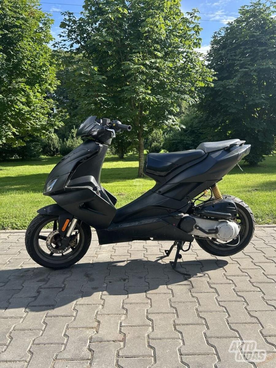Melns Aprilia SR 2009 Kauņa, ar dzinēja tilpumu 0.05 L un nobraukumu 9 tūkst. km par 1000 €, foto 8 vietnē AUTOMOTO.COM.LV