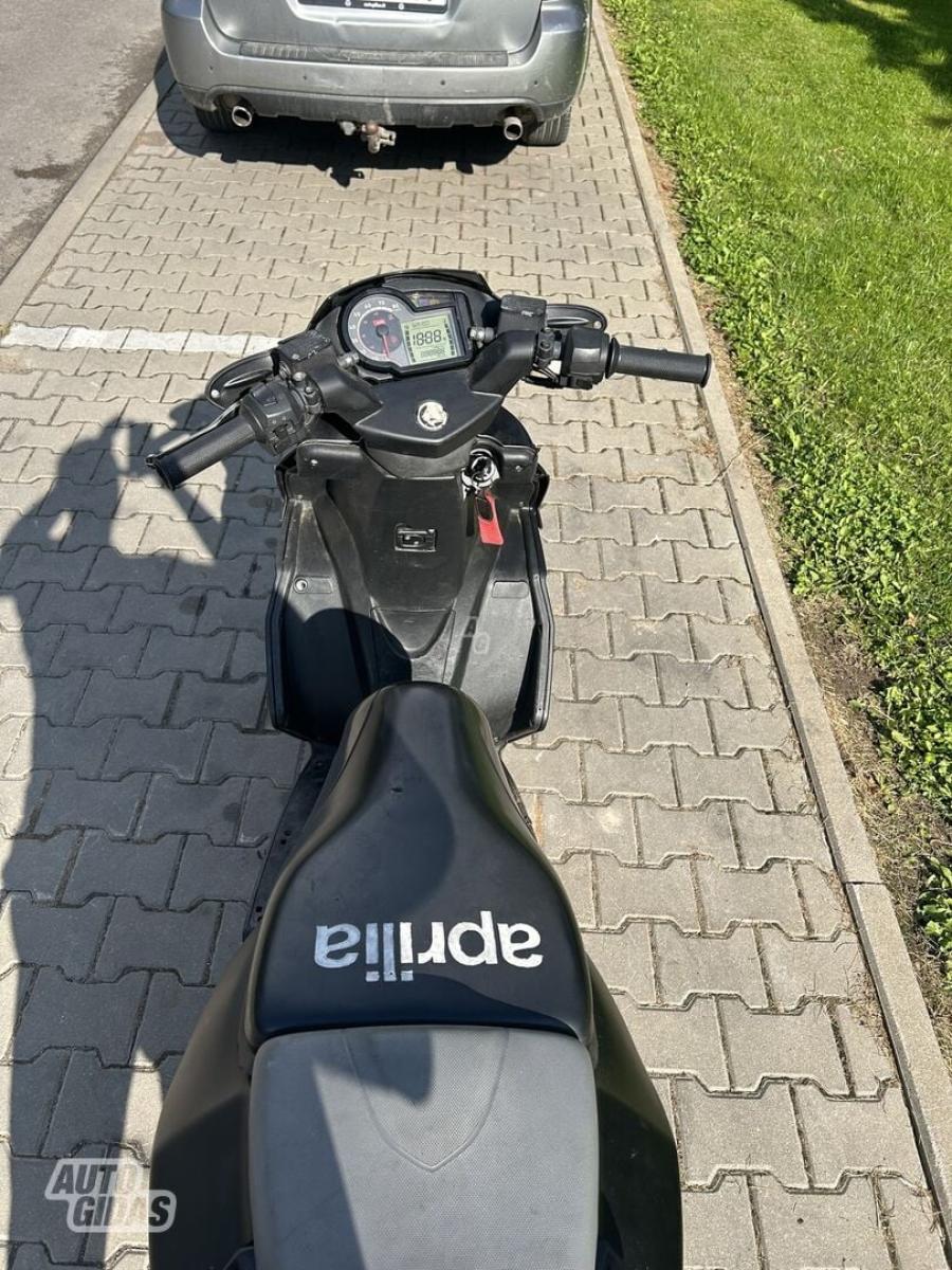 Melns Aprilia SR 2009 Kauņa, ar dzinēja tilpumu 0.05 L un nobraukumu 9 tūkst. km par 1000 €, foto 10 vietnē AUTOMOTO.COM.LV