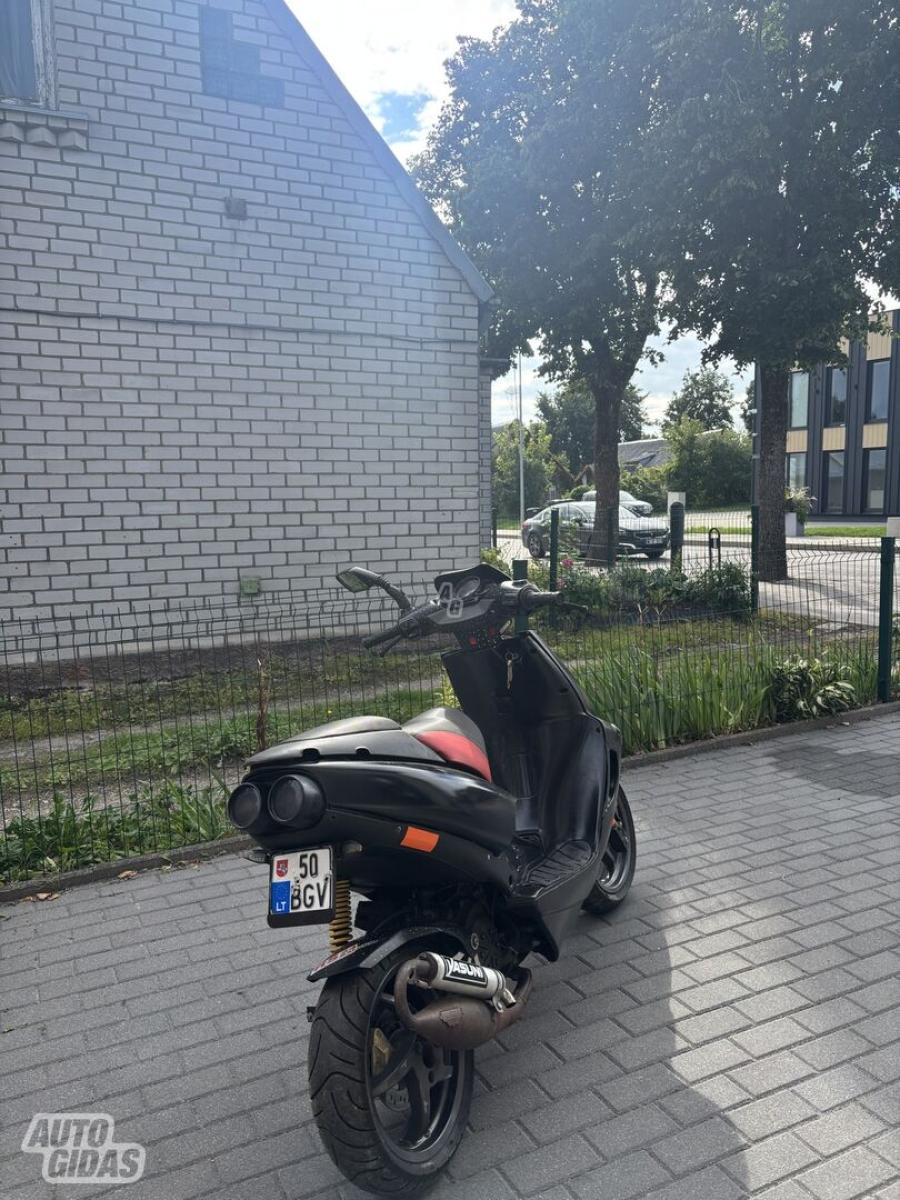 Black Aprilia SR 2011 in Silale, with an engine capacity of 0.07 L and mileage of 0 thousand km for 1250 €, photo 3 on AUTOMOTO.COM.LV