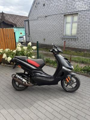 Black Aprilia SR 2011 in Silale, with an engine capacity of 0.07 L and mileage of 0 thousand km for 1250 €, photo 4 on AUTOMOTO.COM.LV