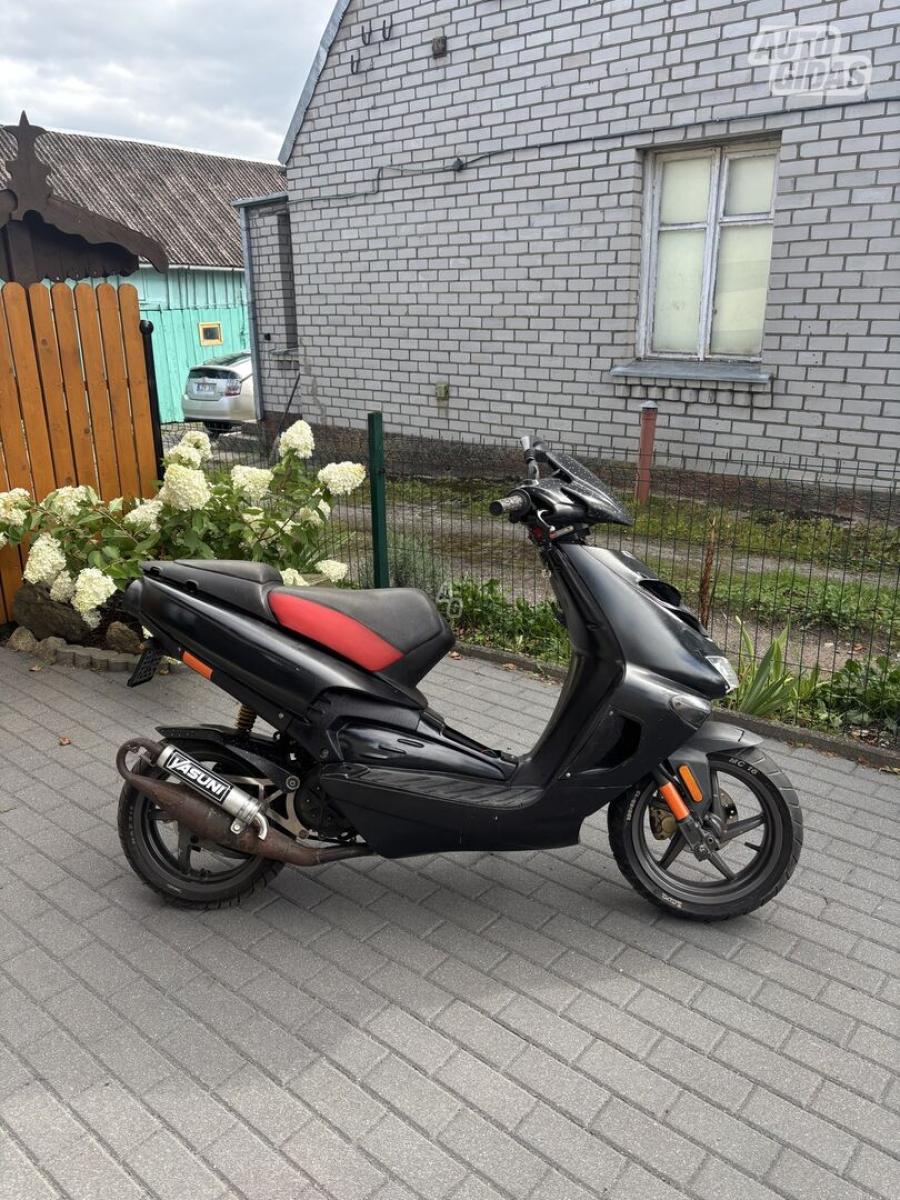 Black Aprilia SR 2011 in Silale, with an engine capacity of 0.07 L and mileage of 0 thousand km for 1250 €, photo 4 on AUTOMOTO.COM.LV