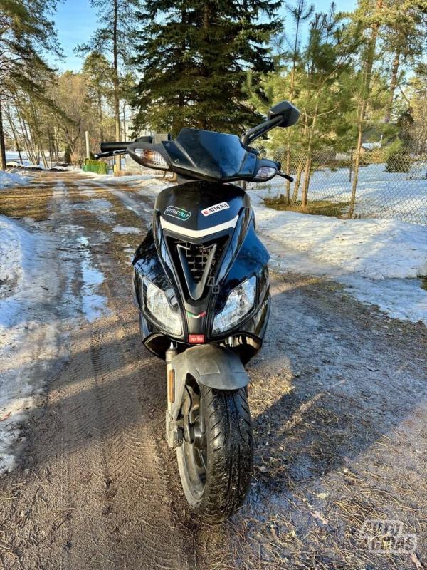 Black Aprilia SR 2012 in Vilnius, with an engine capacity of 0.05 L and mileage of 19 thousand km for 1400 €, photo 2 on AUTOMOTO.COM.LV