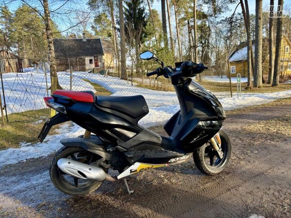 Black Aprilia SR 2012 in Vilnius, with an engine capacity of 0.05 L and mileage of 19 thousand km for 1400 €, photo 5 on AUTOMOTO.COM.LV