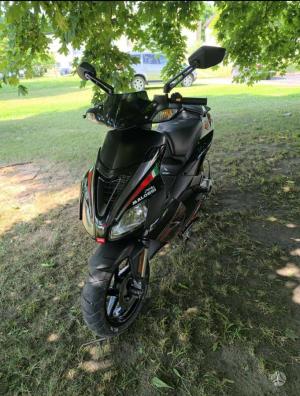 Melns Aprilia SR 2012 Viļņa, ar dzinēja tilpumu 50.00 L un nobraukumu 13 tūkst. km par 1800 €, foto  vietnē AUTOMOTO.COM.LV