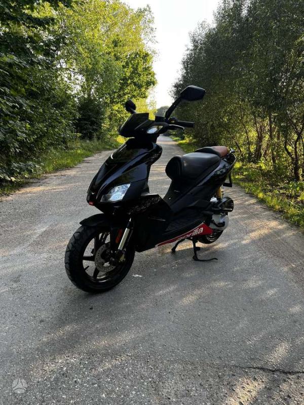Black Aprilia SR 2012 in Klaipeda, with an engine capacity of 50.00 L and mileage of 23 thousand km for 1470 €, photo 1 on AUTOMOTO.COM.LV