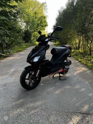 Black Aprilia SR 2012 in Klaipeda, with an engine capacity of 50.00 L and mileage of 23 thousand km for 1470 €, photo  on AUTOMOTO.COM.LV