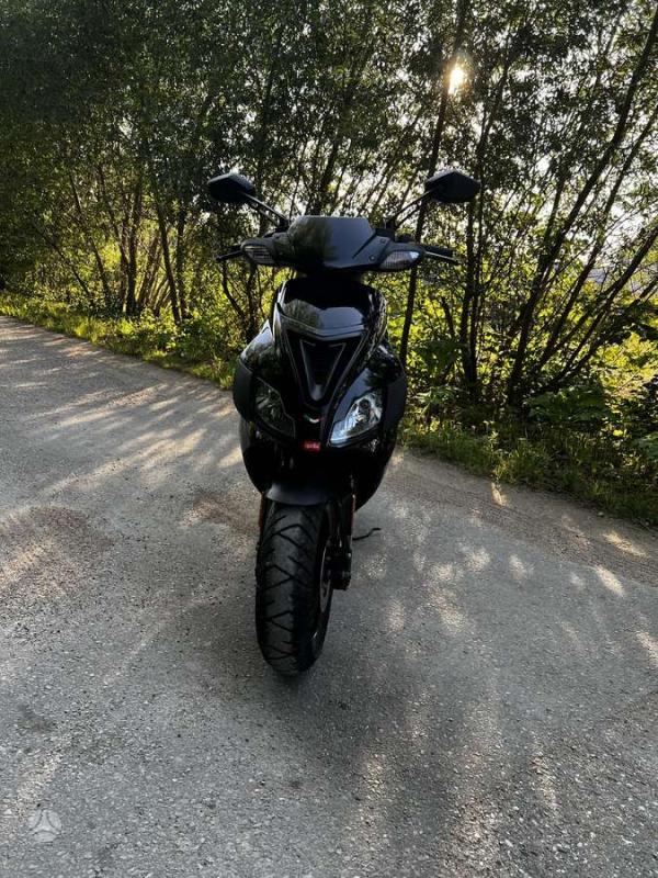 Black Aprilia SR 2012 in Klaipeda, with an engine capacity of 50.00 L and mileage of 23 thousand km for 1470 €, photo 2 on AUTOMOTO.COM.LV