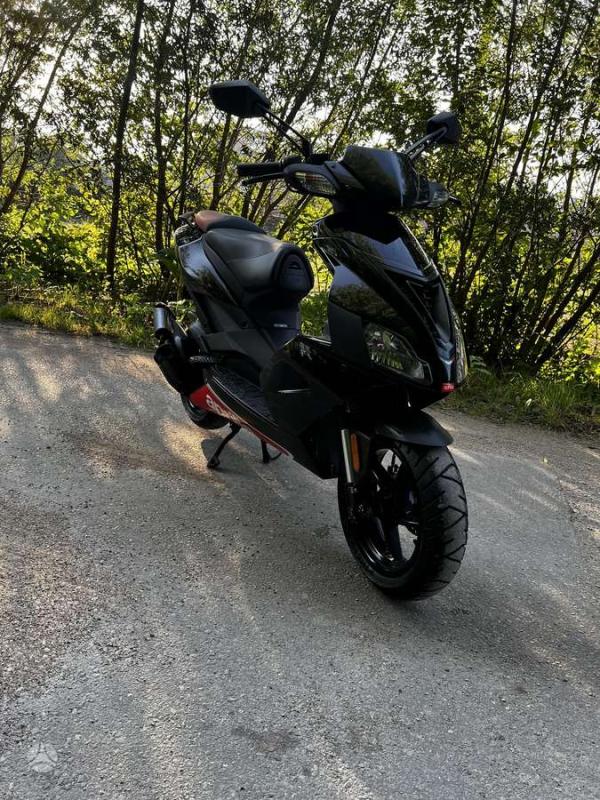 Black Aprilia SR 2012 in Klaipeda, with an engine capacity of 50.00 L and mileage of 23 thousand km for 1470 €, photo 3 on AUTOMOTO.COM.LV