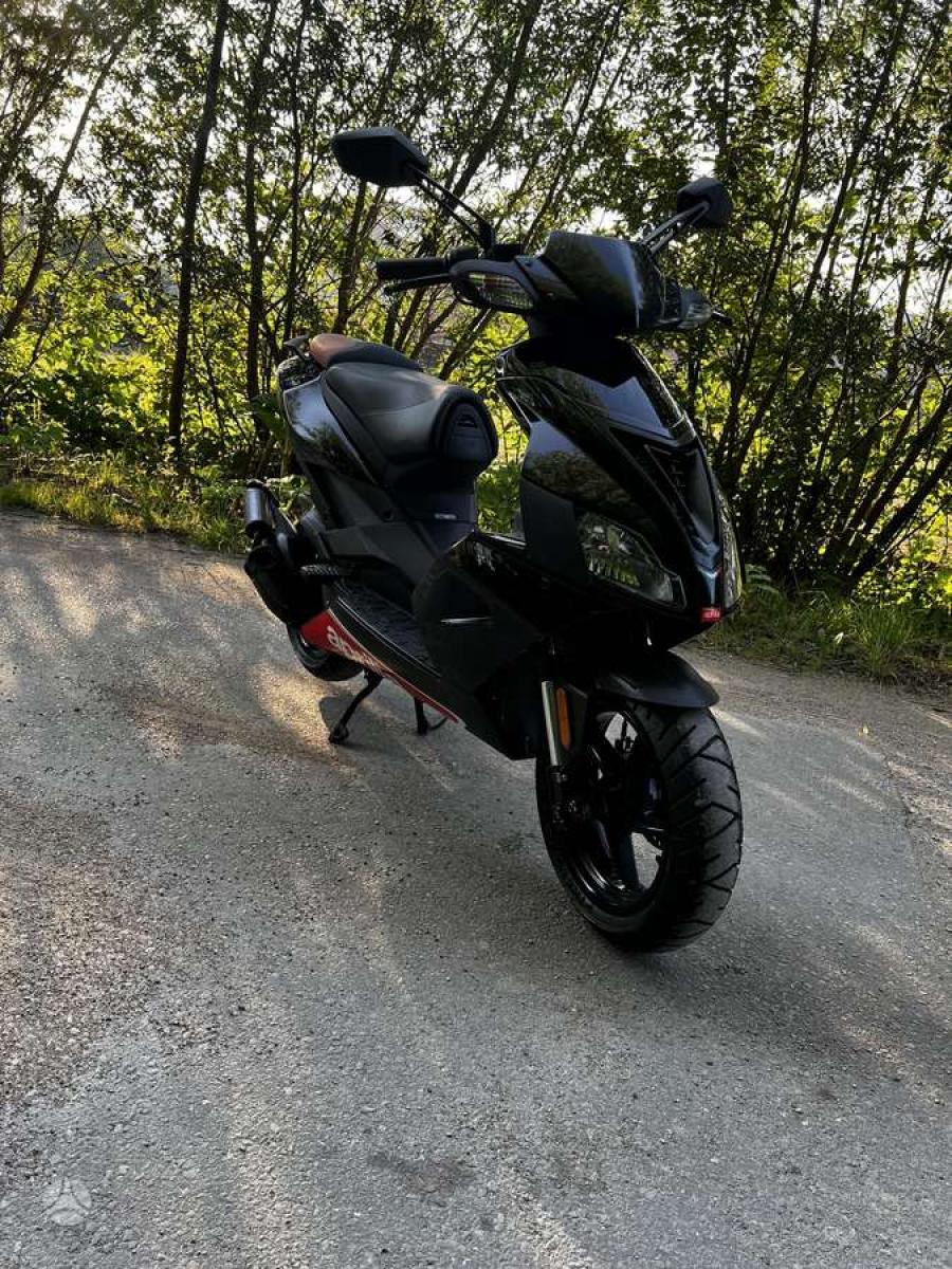 Melns Aprilia SR 2012 Klaipėda, ar dzinēja tilpumu 50.00 L un nobraukumu 23 tūkst. km par 1470 €, foto 4 vietnē AUTOMOTO.COM.LV