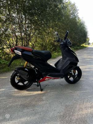 Melns Aprilia SR 2012 Klaipėda, ar dzinēja tilpumu 50.00 L un nobraukumu 23 tūkst. km par 1470 €, foto 5 vietnē AUTOMOTO.COM.LV