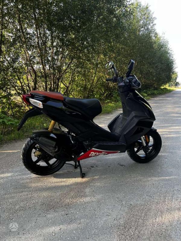 Black Aprilia SR 2012 in Klaipeda, with an engine capacity of 50.00 L and mileage of 23 thousand km for 1470 €, photo 5 on AUTOMOTO.COM.LV
