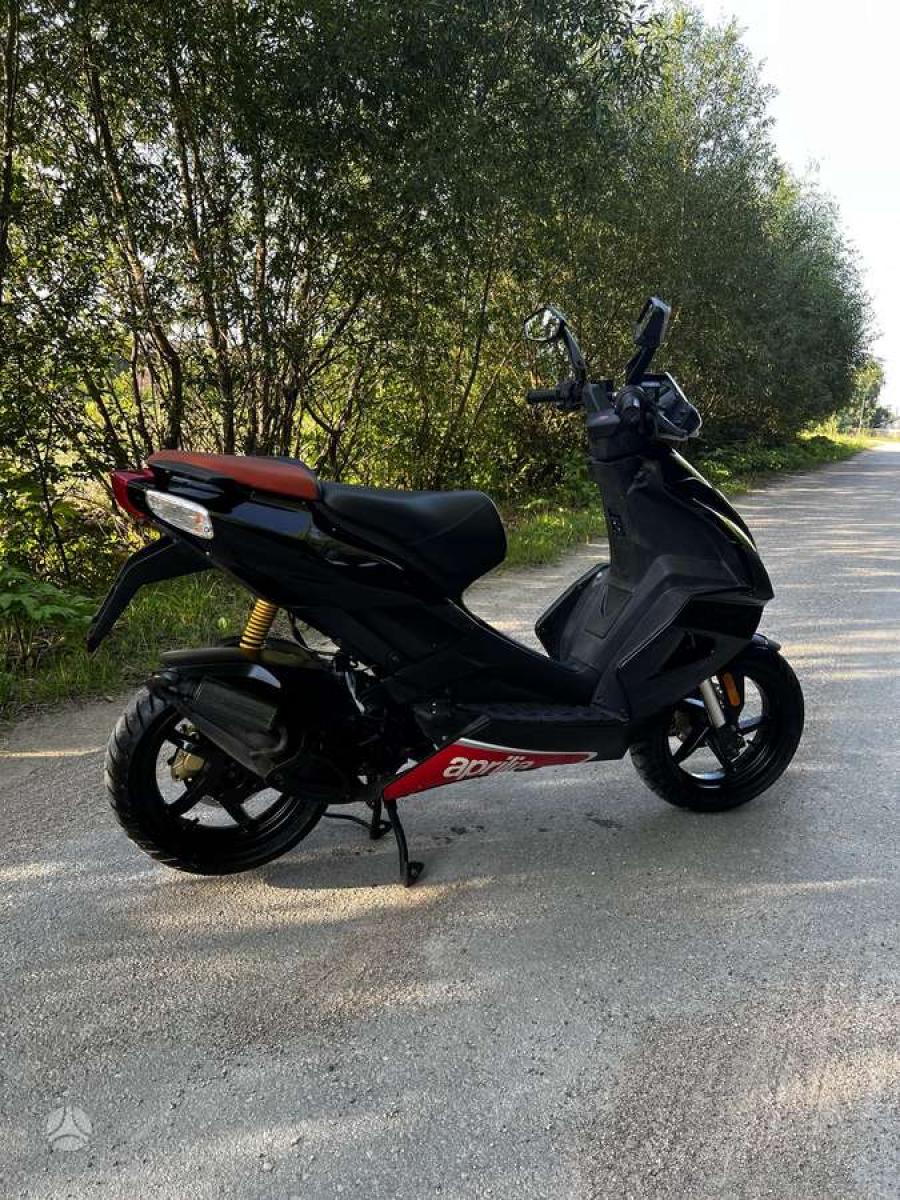 Melns Aprilia SR 2012 Klaipėda, ar dzinēja tilpumu 50.00 L un nobraukumu 23 tūkst. km par 1470 €, foto 6 vietnē AUTOMOTO.COM.LV