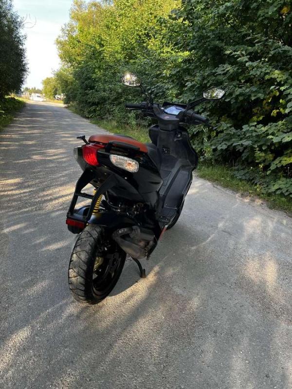 Black Aprilia SR 2012 in Klaipeda, with an engine capacity of 50.00 L and mileage of 23 thousand km for 1470 €, photo 6 on AUTOMOTO.COM.LV