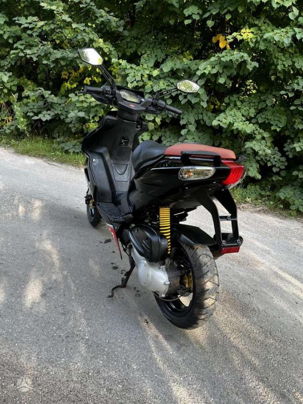 Black Aprilia SR 2012 in Klaipeda, with an engine capacity of 50.00 L and mileage of 23 thousand km for 1470 €, photo 7 on AUTOMOTO.COM.LV