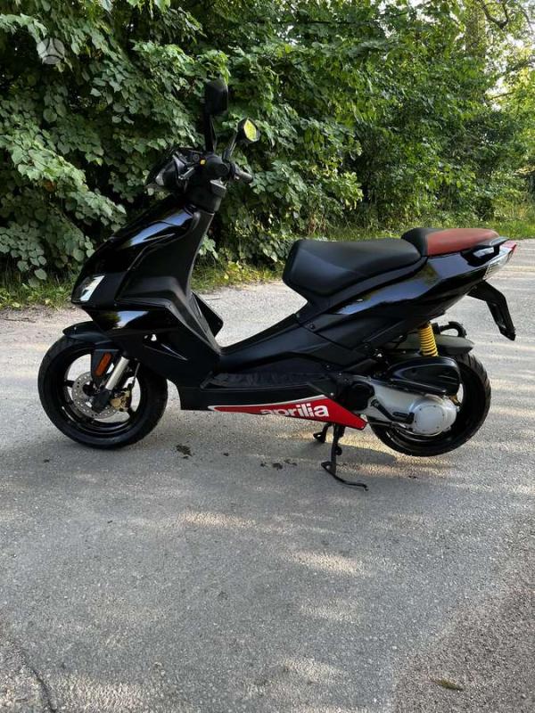 Black Aprilia SR 2012 in Klaipeda, with an engine capacity of 50.00 L and mileage of 23 thousand km for 1470 €, photo 9 on AUTOMOTO.COM.LV