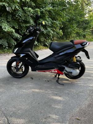 Melns Aprilia SR 2012 Klaipėda, ar dzinēja tilpumu 50.00 L un nobraukumu 23 tūkst. km par 1470 €, foto 10 vietnē AUTOMOTO.COM.LV