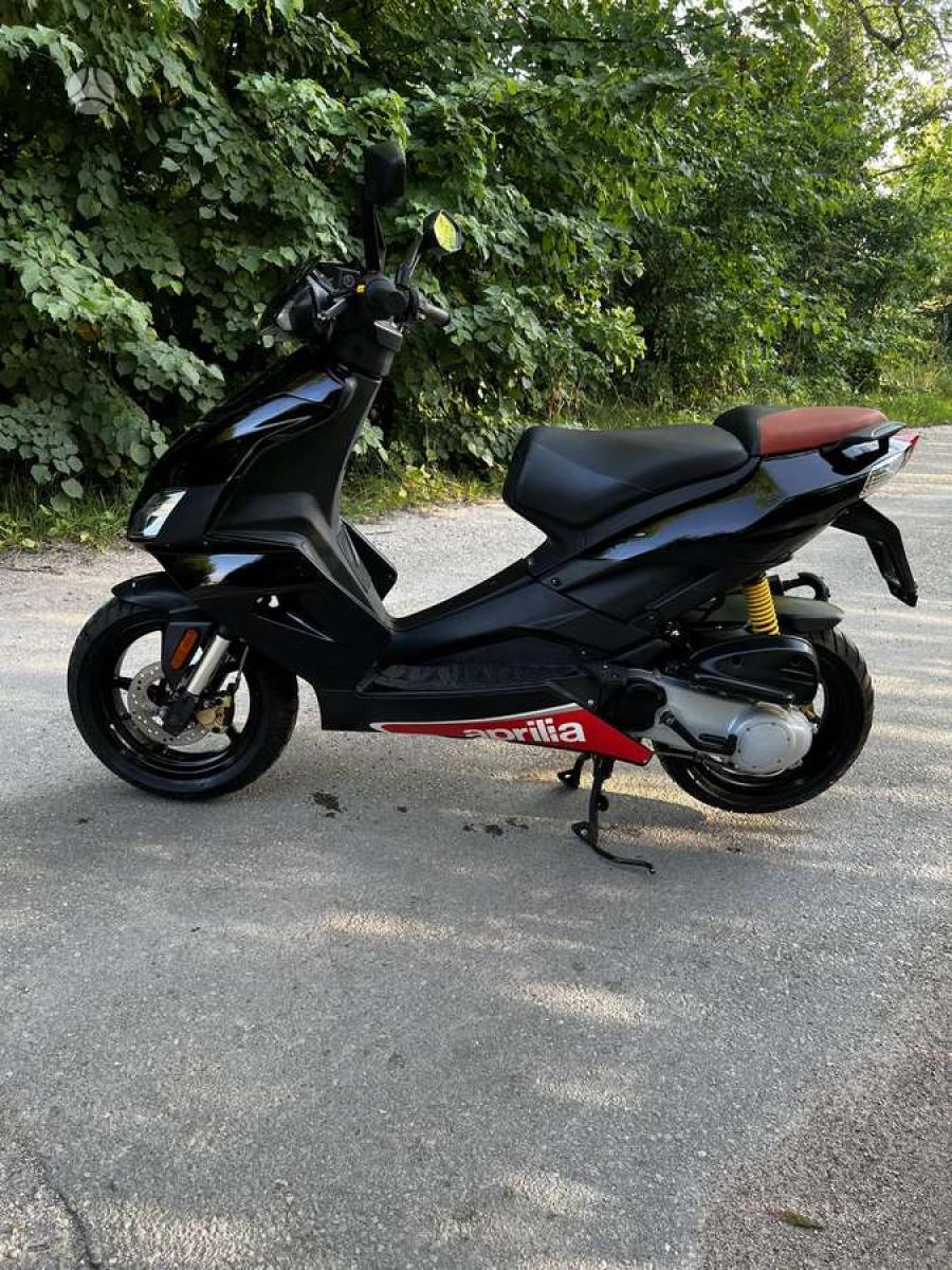 Melns Aprilia SR 2012 Klaipėda, ar dzinēja tilpumu 50.00 L un nobraukumu 23 tūkst. km par 1470 €, foto 10 vietnē AUTOMOTO.COM.LV