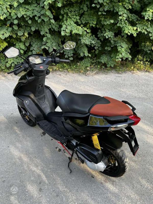 Black Aprilia SR 2012 in Klaipeda, with an engine capacity of 50.00 L and mileage of 23 thousand km for 1470 €, photo 10 on AUTOMOTO.COM.LV