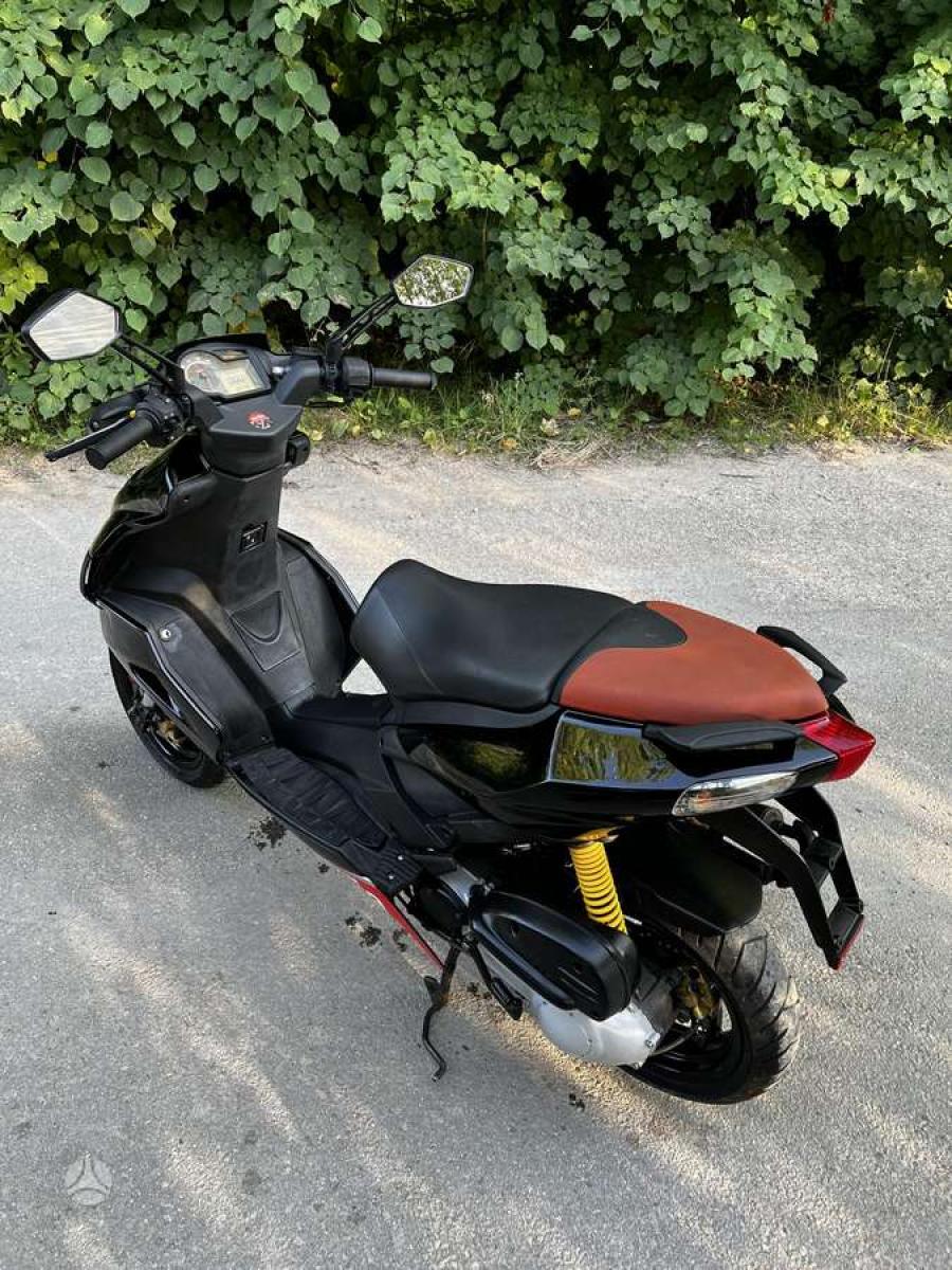 Melns Aprilia SR 2012 Klaipėda, ar dzinēja tilpumu 50.00 L un nobraukumu 23 tūkst. km par 1470 €, foto 11 vietnē AUTOMOTO.COM.LV