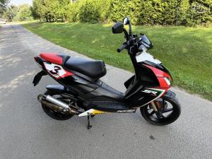 Black Aprilia SR 2013 in Kaunas, with an engine capacity of 0.05 L and mileage of 18 thousand km for 1750 €, photo 4 on AUTOMOTO.COM.LV