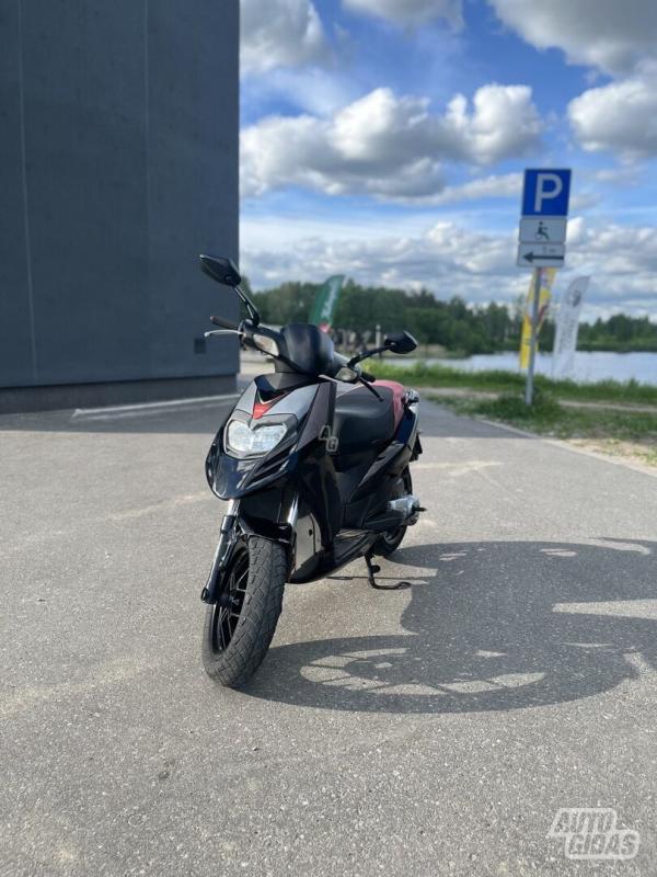 Black Aprilia SR 2013 in Panevezys, with an engine capacity of 0.05 L and mileage of 13 thousand km for 1100 €, photo 1 on AUTOMOTO.COM.LV