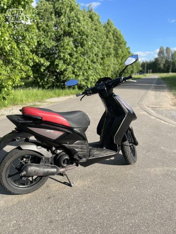 Black Aprilia SR 2013 in Panevezys, with an engine capacity of 0.05 L and mileage of 13 thousand km for 1100 €, photo 6 on AUTOMOTO.COM.LV
