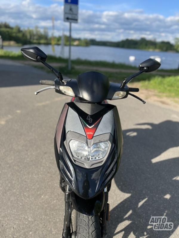 Black Aprilia SR 2013 in Panevezys, with an engine capacity of 0.05 L and mileage of 13 thousand km for 1100 €, photo 8 on AUTOMOTO.COM.LV