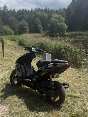 Melns Aprilia SR 2013 Šalčininkai, ar dzinēja tilpumu 49.00 L un nobraukumu 27 tūkst. km par 1000 €, foto  vietnē AUTOMOTO.COM.LV