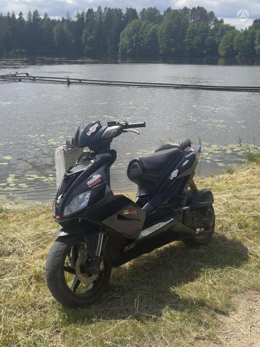 Melns Aprilia SR 2013 Šalčininkai, ar dzinēja tilpumu 49.00 L un nobraukumu 27 tūkst. km par 1000 €, foto 3 vietnē AUTOMOTO.COM.LV