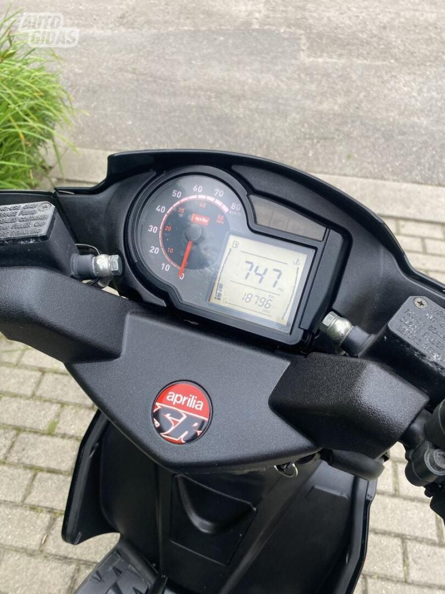 Melns Aprilia SR 2013 Klaipėda, ar dzinēja tilpumu 0.05 L un nobraukumu 19 tūkst. km par 1500 €, foto 7 vietnē AUTOMOTO.COM.LV