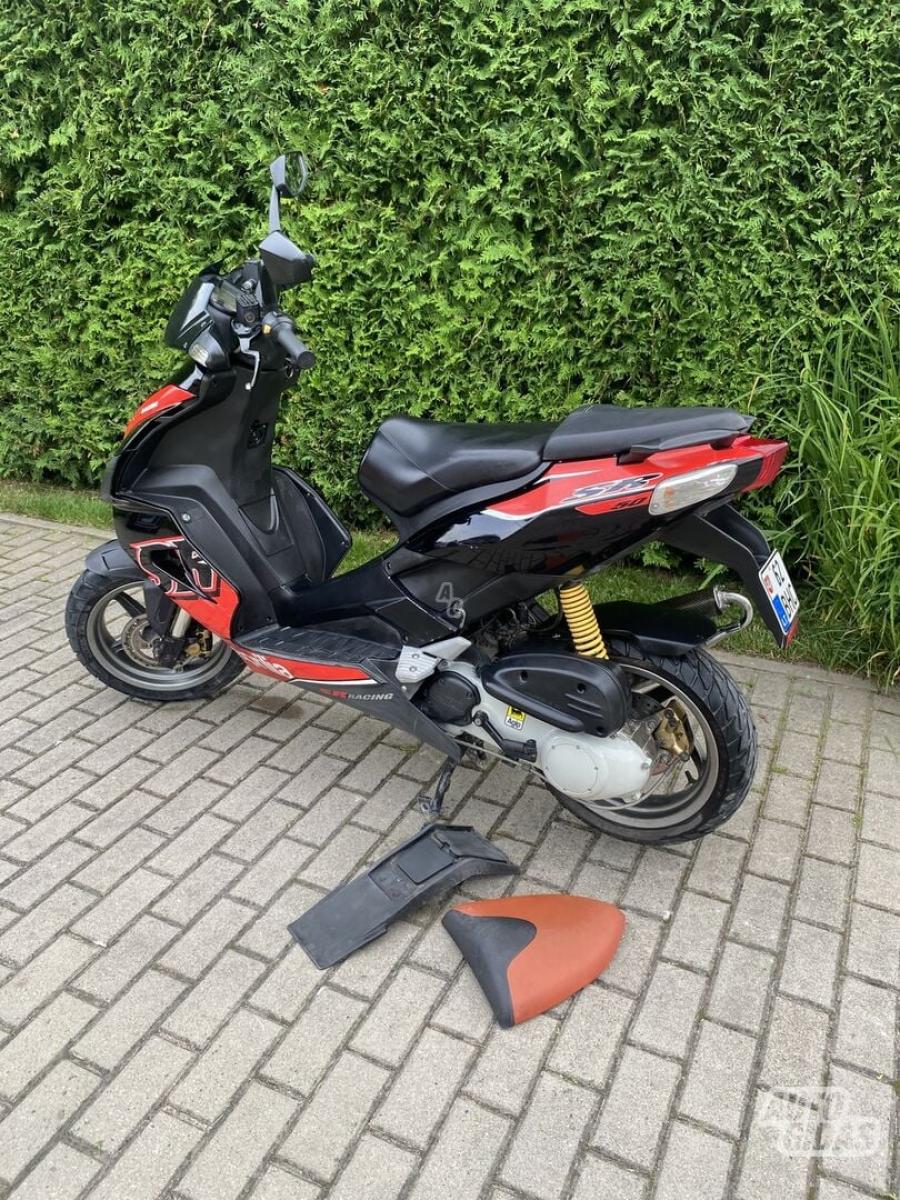 Melns Aprilia SR 2013 Klaipėda, ar dzinēja tilpumu 0.05 L un nobraukumu 19 tūkst. km par 1500 €, foto 12 vietnē AUTOMOTO.COM.LV