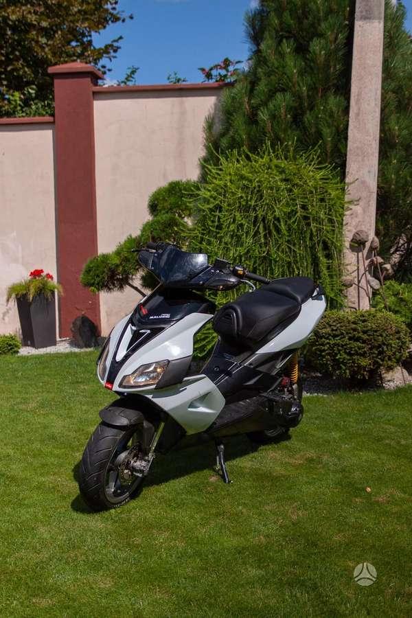 Melns Aprilia SR 2013 Šauļi, ar dzinēja tilpumu 50.00 L un nobraukumu 30 tūkst. km par 1600 €, foto 1 vietnē AUTOMOTO.COM.LV