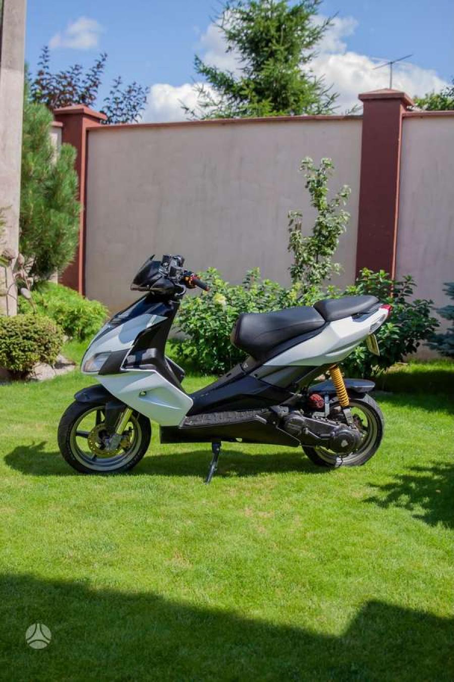 Black Aprilia SR 2013 in Siauliai, with an engine capacity of 50.00 L and mileage of 30 thousand km for 1600 €, photo 4 on AUTOMOTO.COM.LV